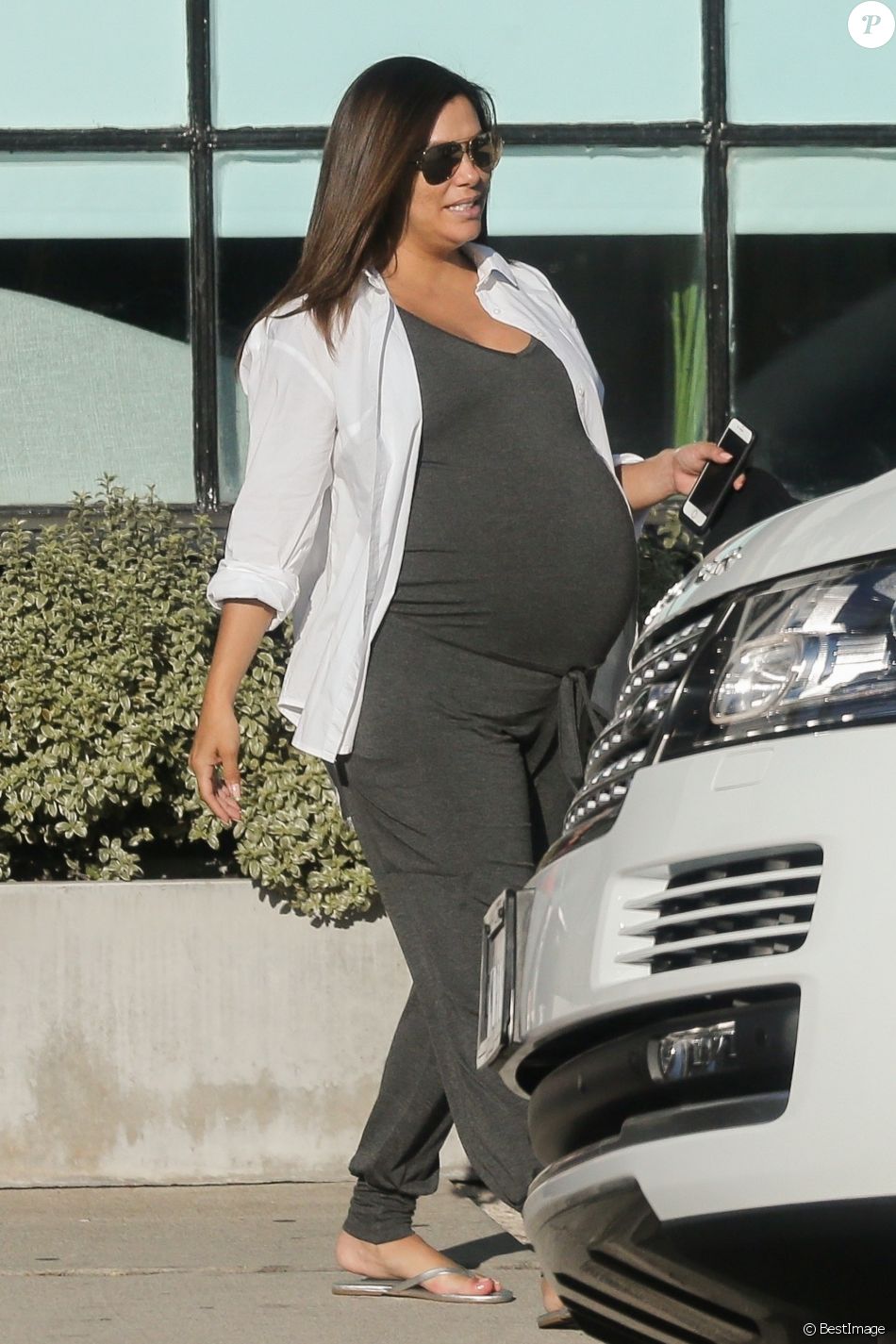 Exclusif - Eva Longoria, enceinte, se rend au salon de coiffure Ken ...