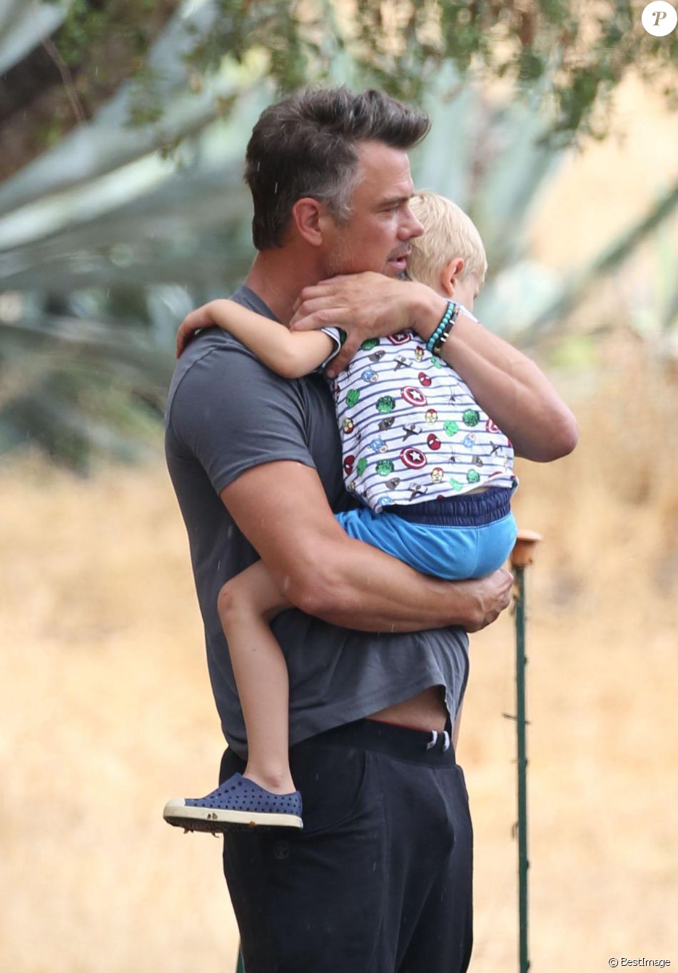 Exclusif - Josh Duhamel va se promener dans un parc avec son fils Axl à ...