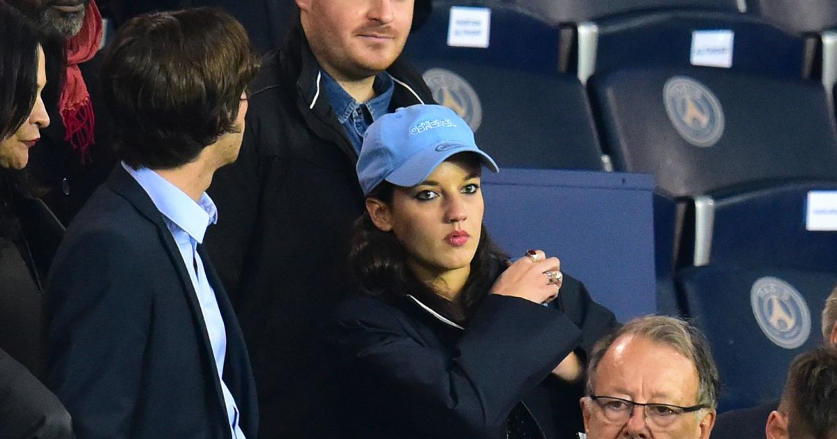 Jain - People dans les tribunes du Parc des Princes lors du Match PSG ...