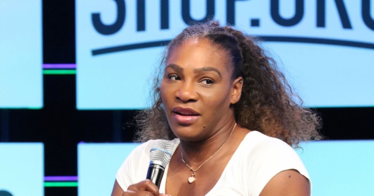 Serena Williams en pleine interview pour Shop.Org sur le plateau de ...