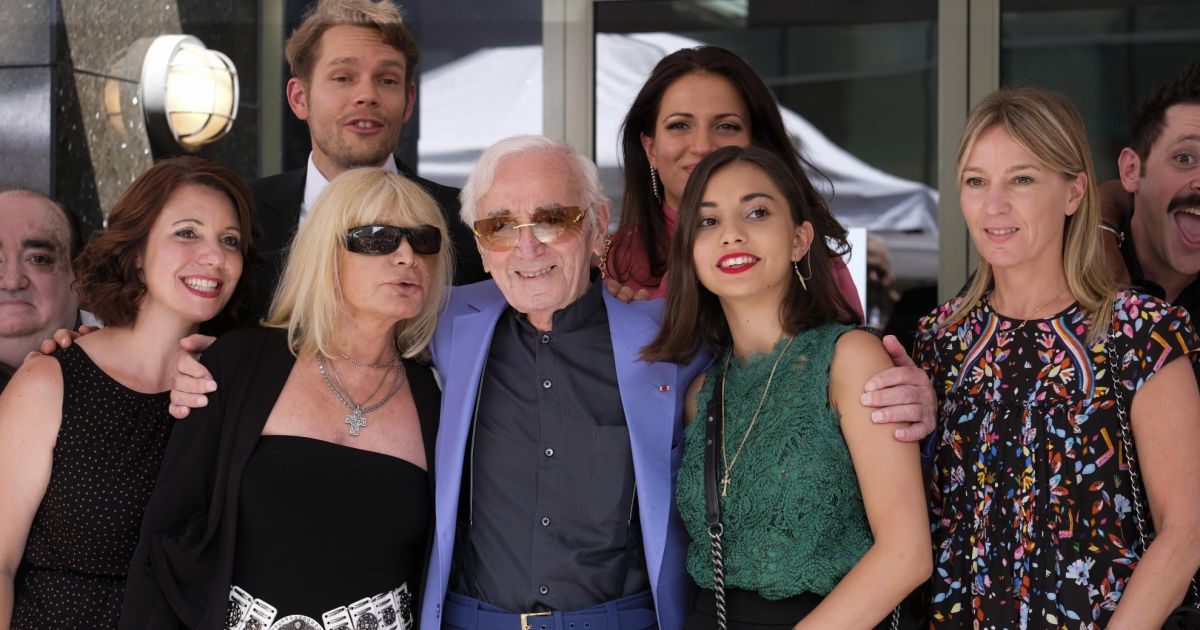 Charles Aznavour avec sa petite-fille Leila, ses filles Katia et Seda ...