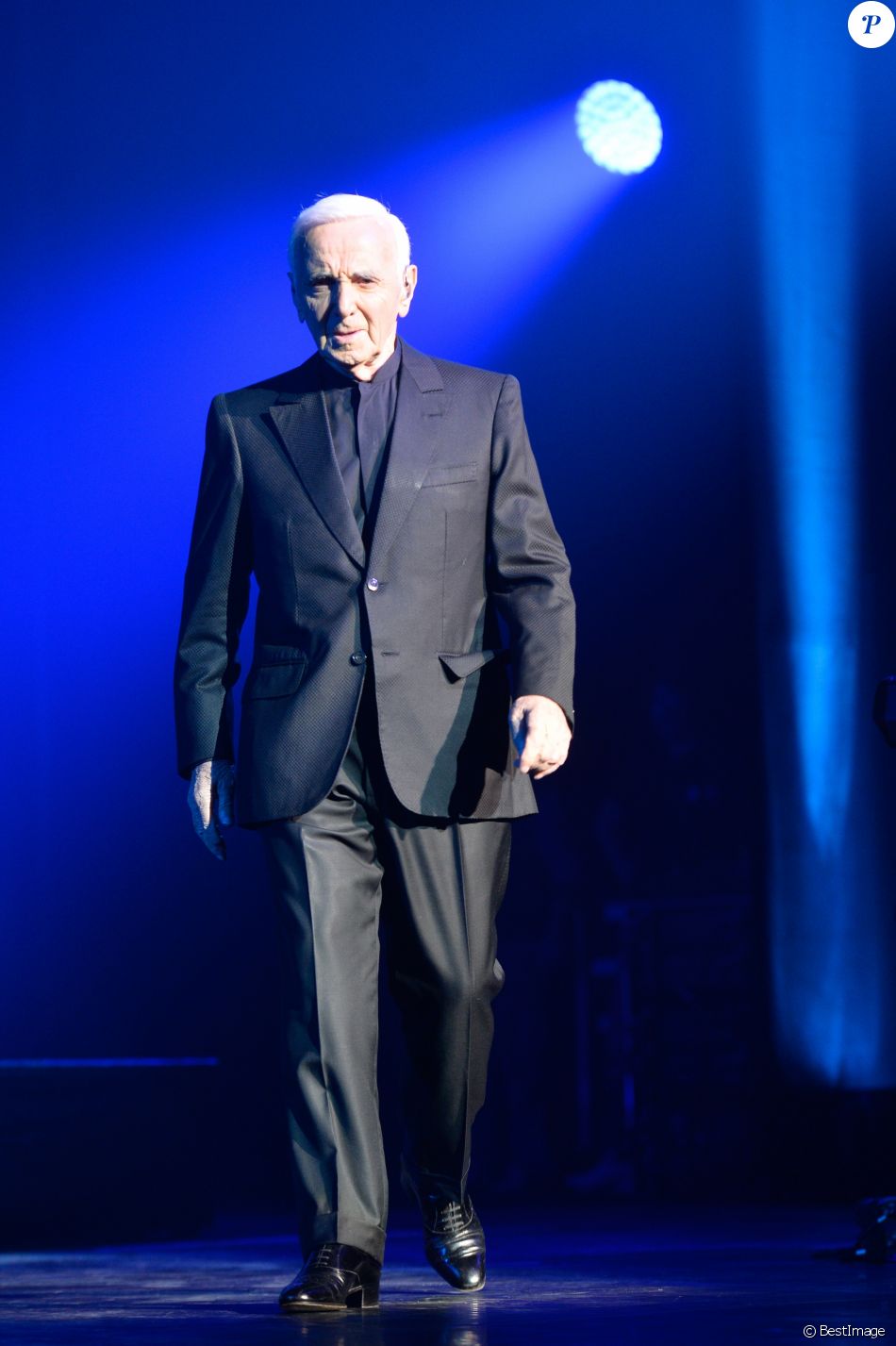Charles Aznavour en concert au Palais des Sports à Paris, le 21 ...