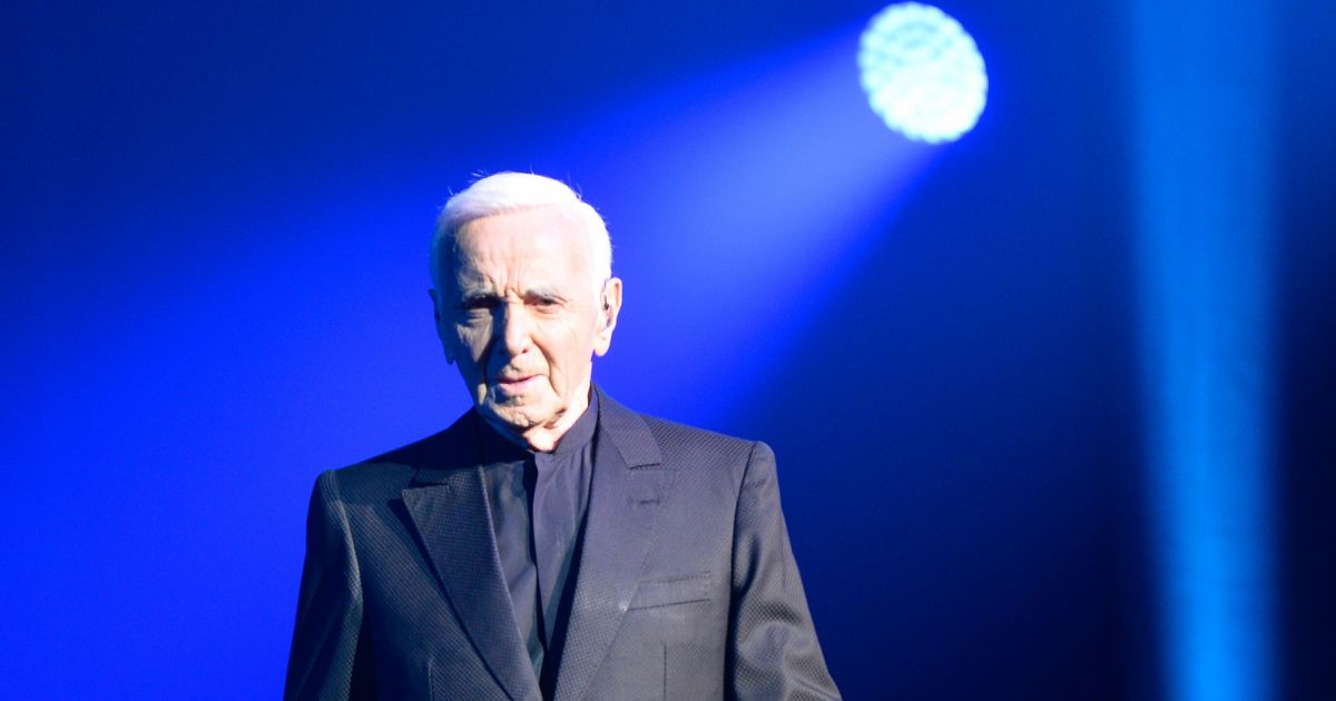 Charles Aznavour en concert au Palais des Sports à Paris, le 21 ...