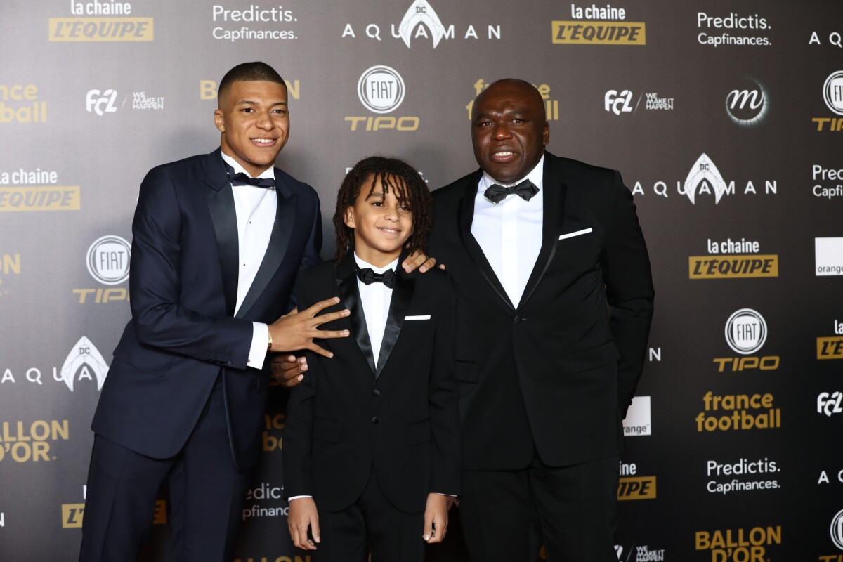 Photo : Kylian Mbappé avec son père Wilfried et son frère Ethan - Les ...