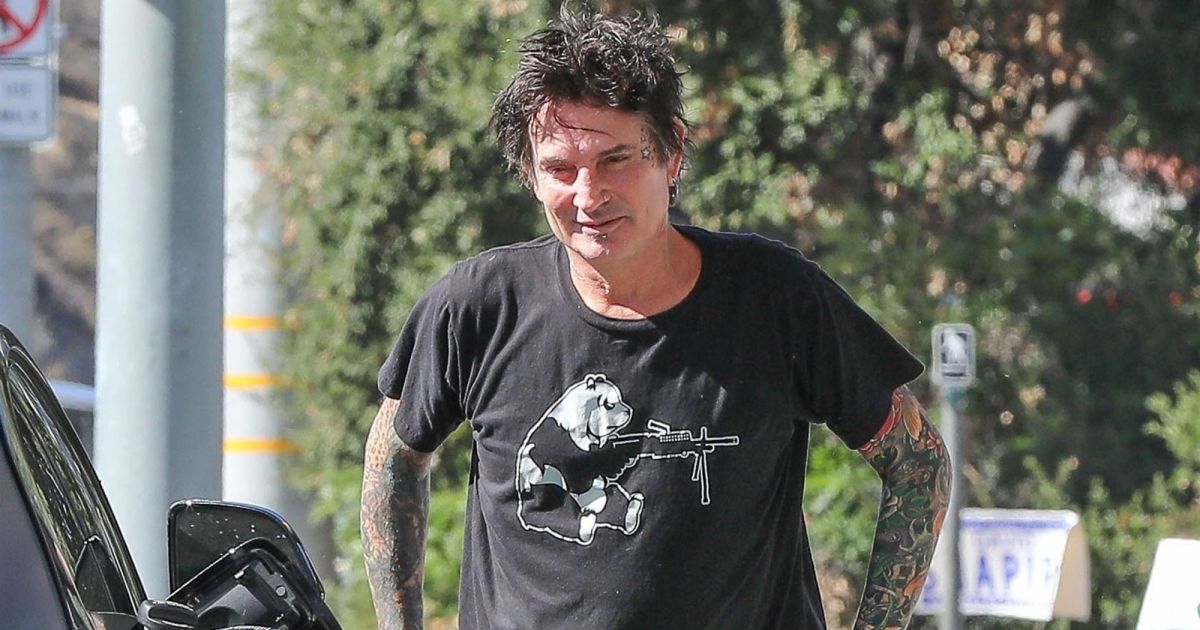 Exclusif - Tommy Lee fait le plein de sa Rolls Royce à Woodland Hills ...
