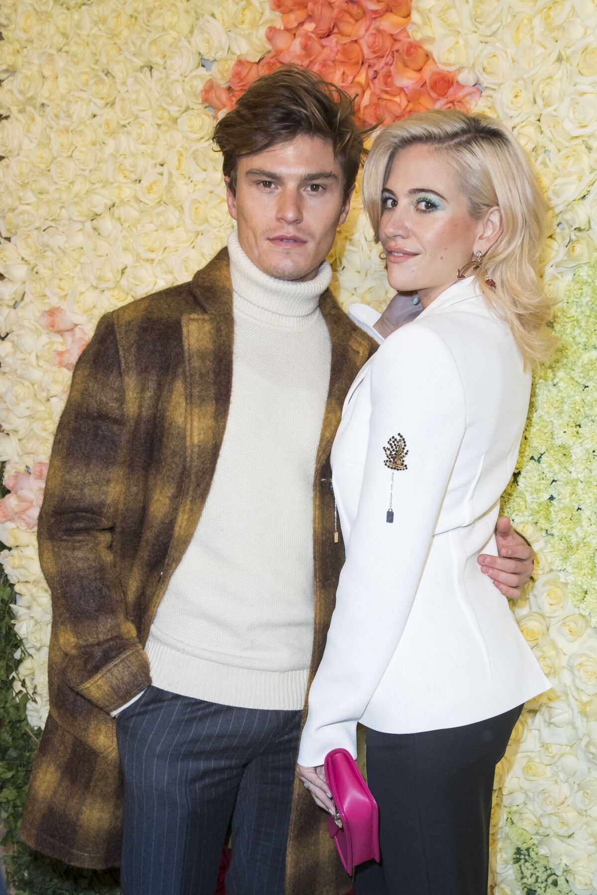 Photo : Pixie Lott et son fiancé Oliver Cheshire au photocall du défilé ...