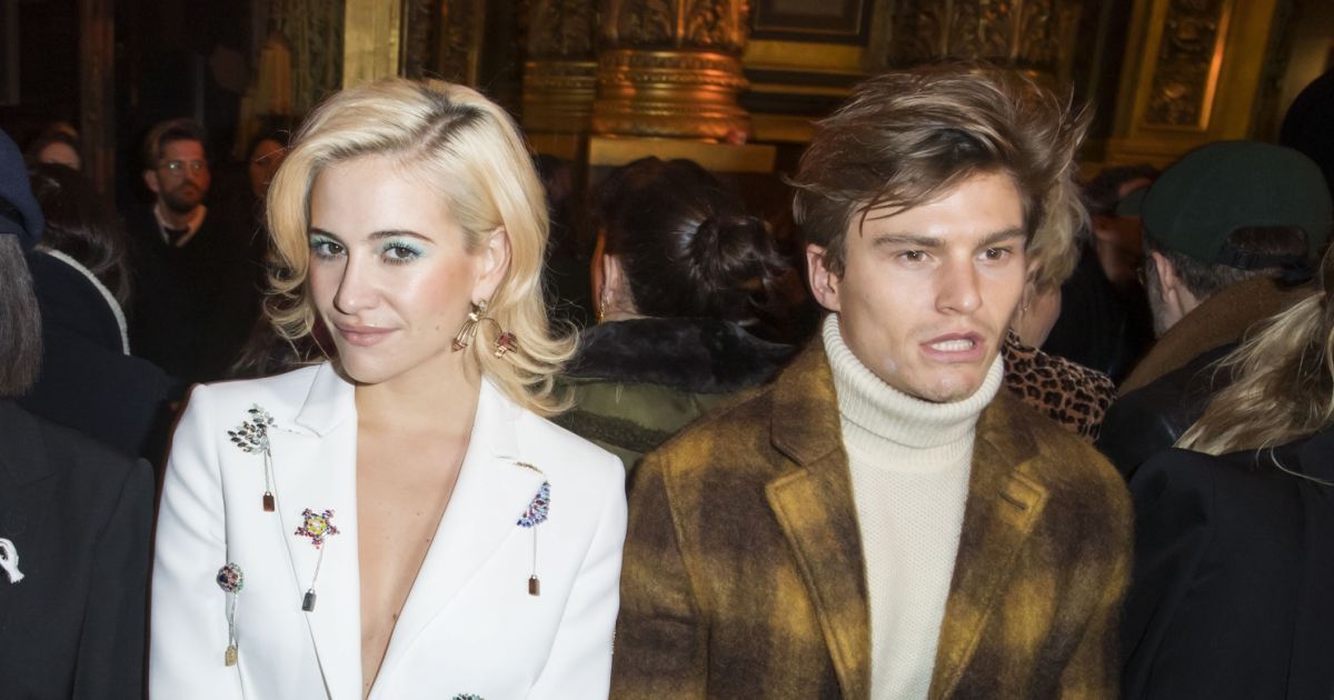 Kate Graham, Pixie Lott et son fiancé Oliver Cheshire au front row du ...