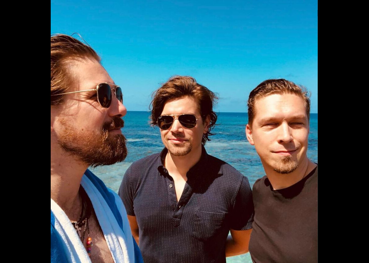 Photo : Les Hanson prennent la pose sur Twitter le 3 février 2019 ...
