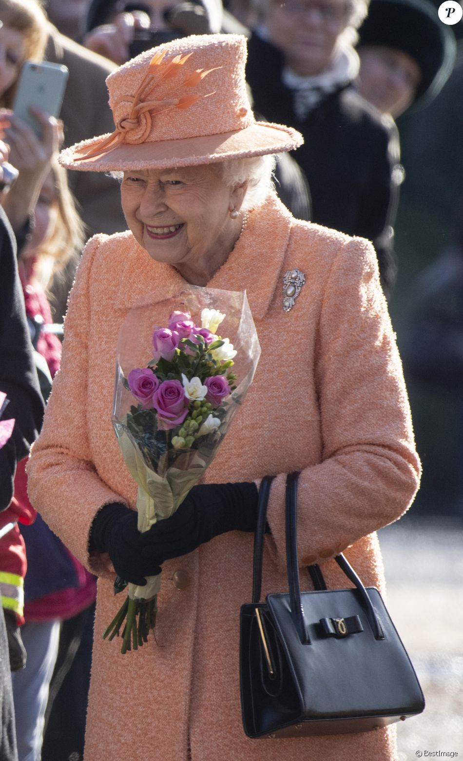 La reine Elisabeth II d'Angleterre se rend à la messe à West Newton le ...