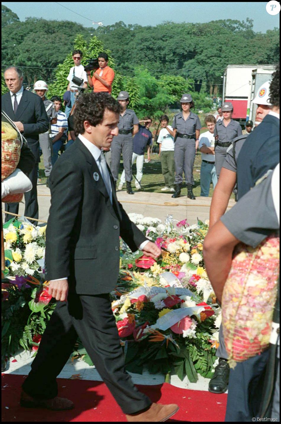 Alain Prost aux obsèques d'Ayrton Senna à Sao Paulo, le 8 mai 1994 ...