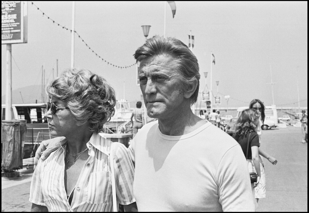 Photo : Kirk Douglas et sa femme Anne en vacances à Saint-Tropez en 1975 - Purepeople