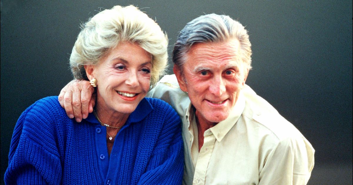 Kirk Douglas et sa femme Anne à Saint-Tropez en 1985 - Purepeople