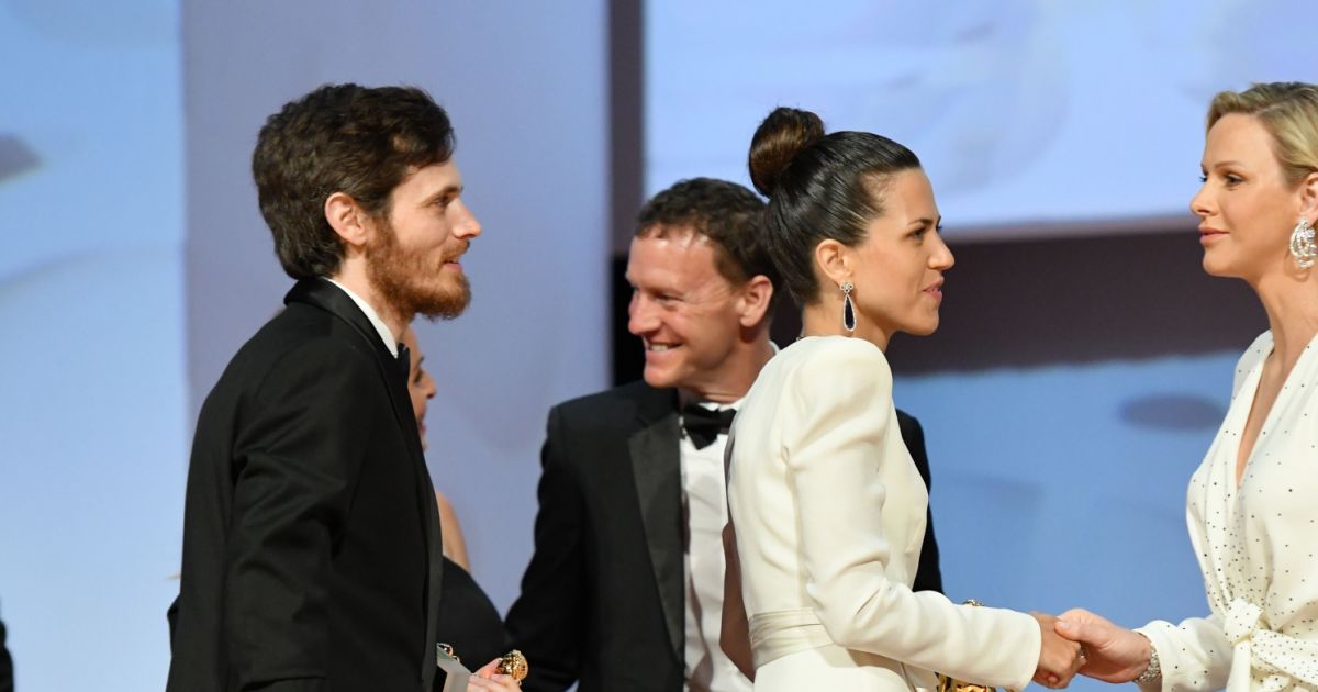 La princesse Charlene (robe Louis Vuitton) de Monaco avec Naomi Levov ...