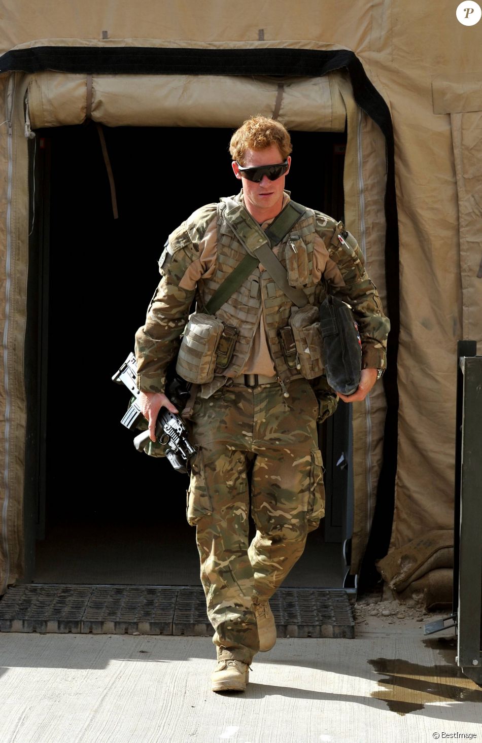 Le prince Harry d'Angleterre aura servi en tant que co-pilote d'un ...