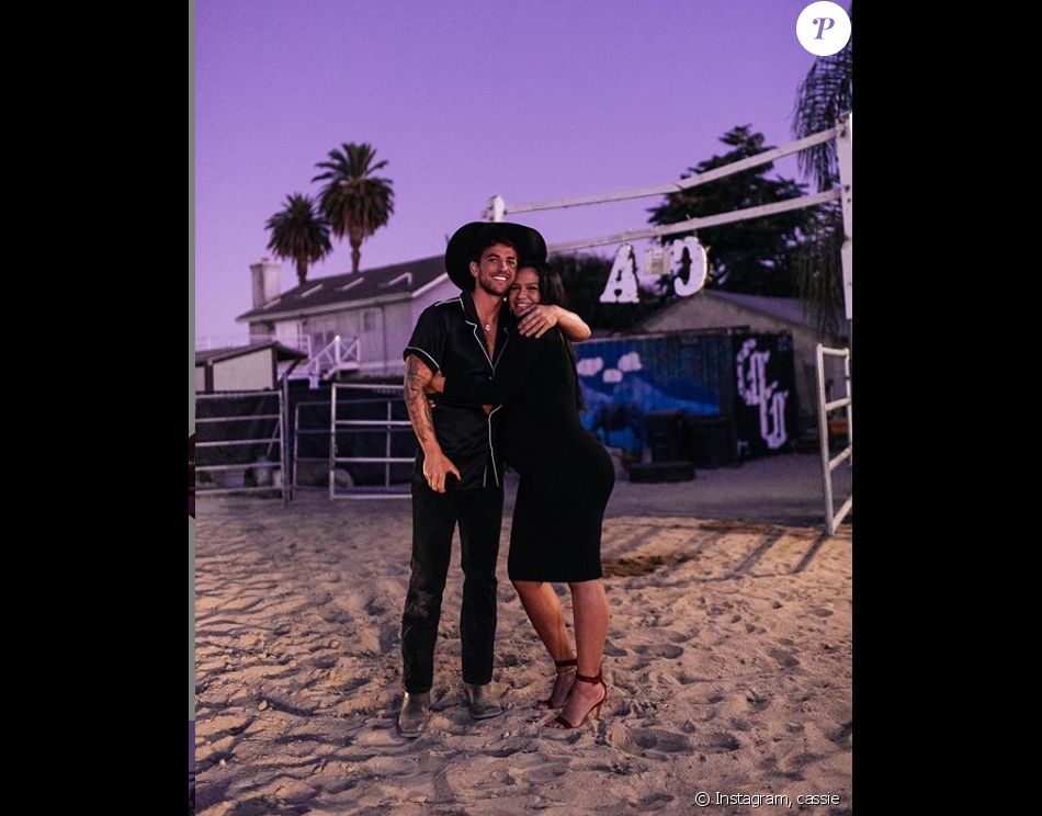La chanteuse Cassie s'est fiancée à amoureux Alex Fine. Instagram, le ...