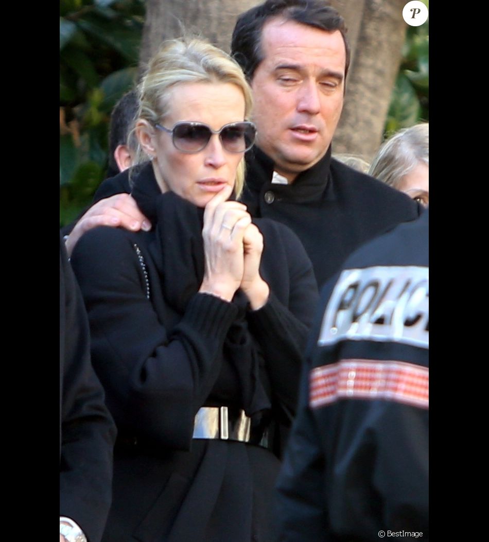 Estelle Lefébure et son compagnon Pascal Ramette aux obsèques de Michel ...