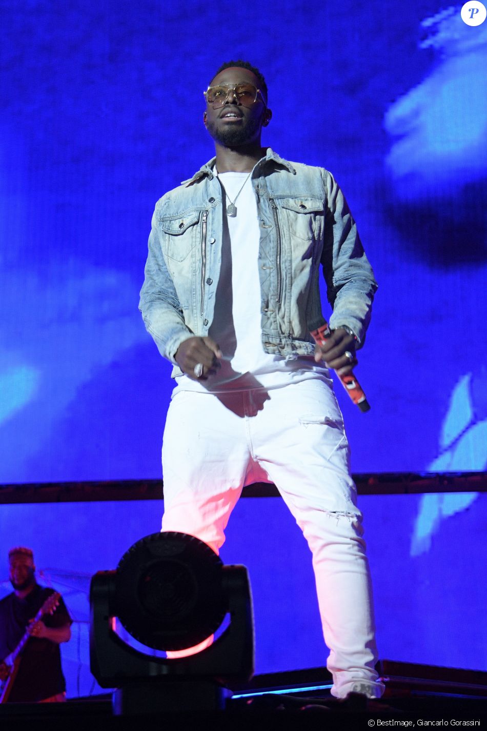 Dadju lors du concert de Maitre Gims au Stade de France à Saint-Denis ...