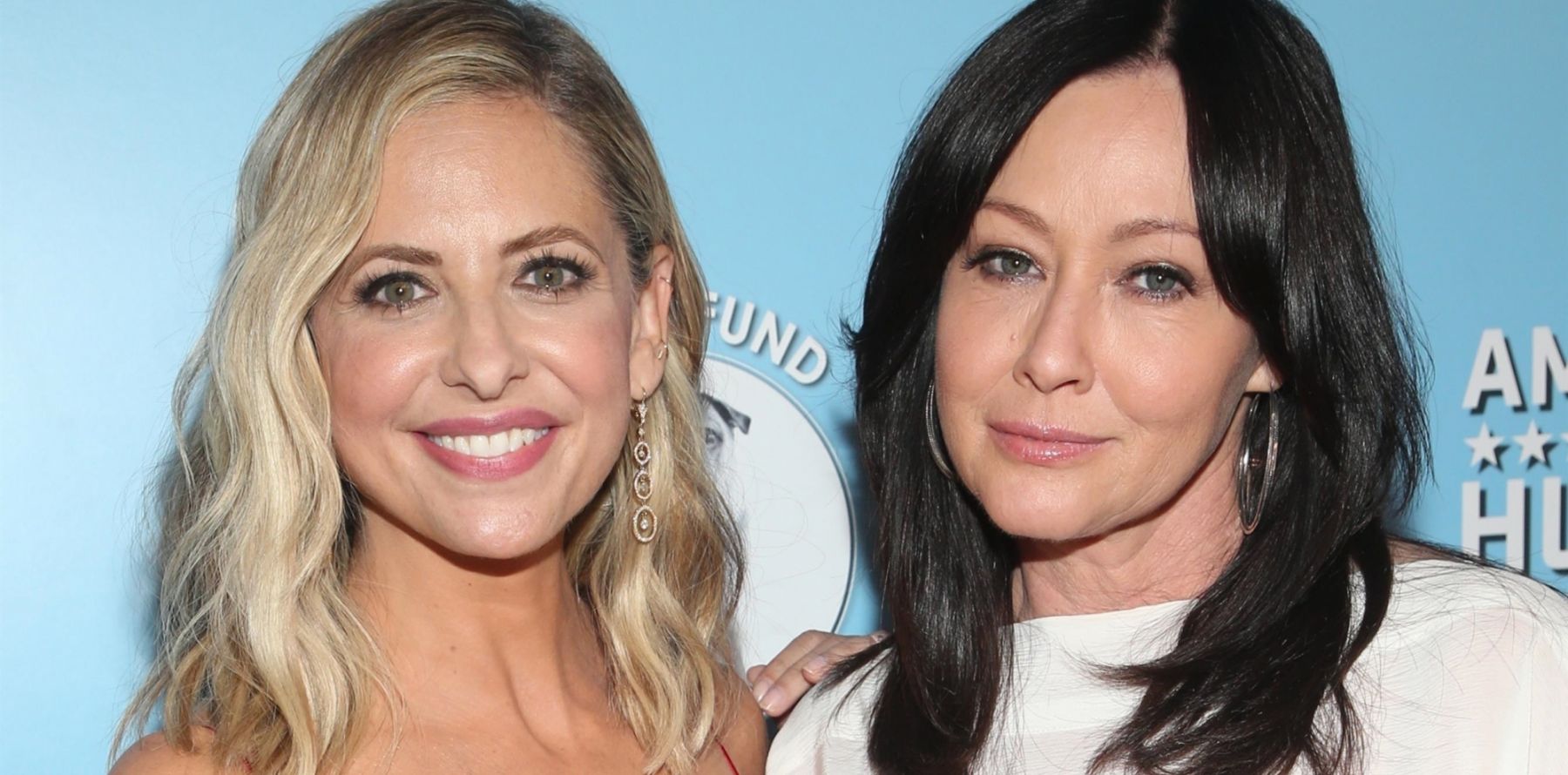 Shannen Doherty radieuse avec Sarah Michelle Gellar en soirée - Purepeople