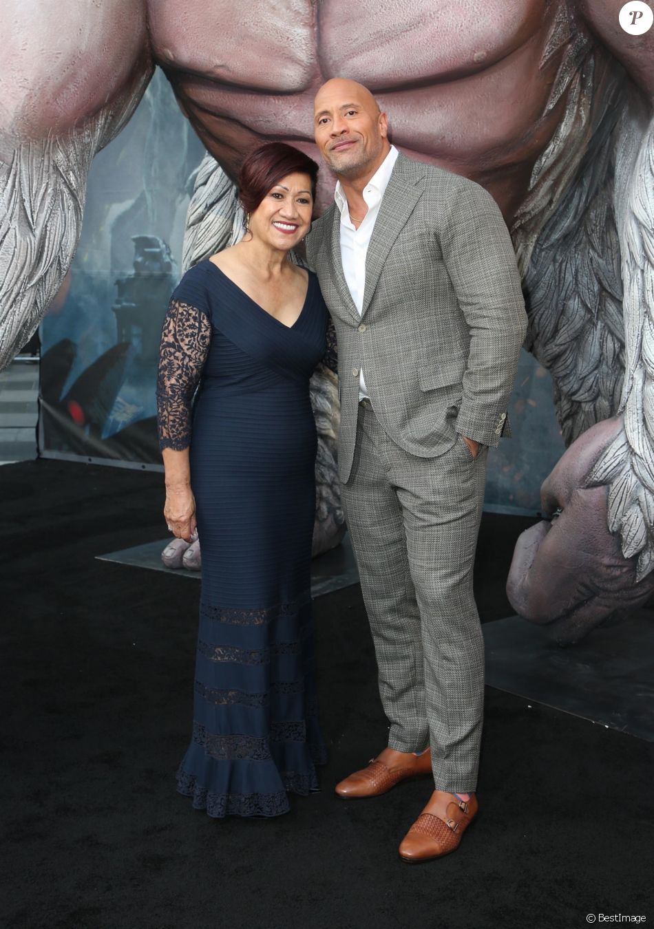 Ata Johnson et son fils Dwayne Johnson à la première de 'Rampage' au ...