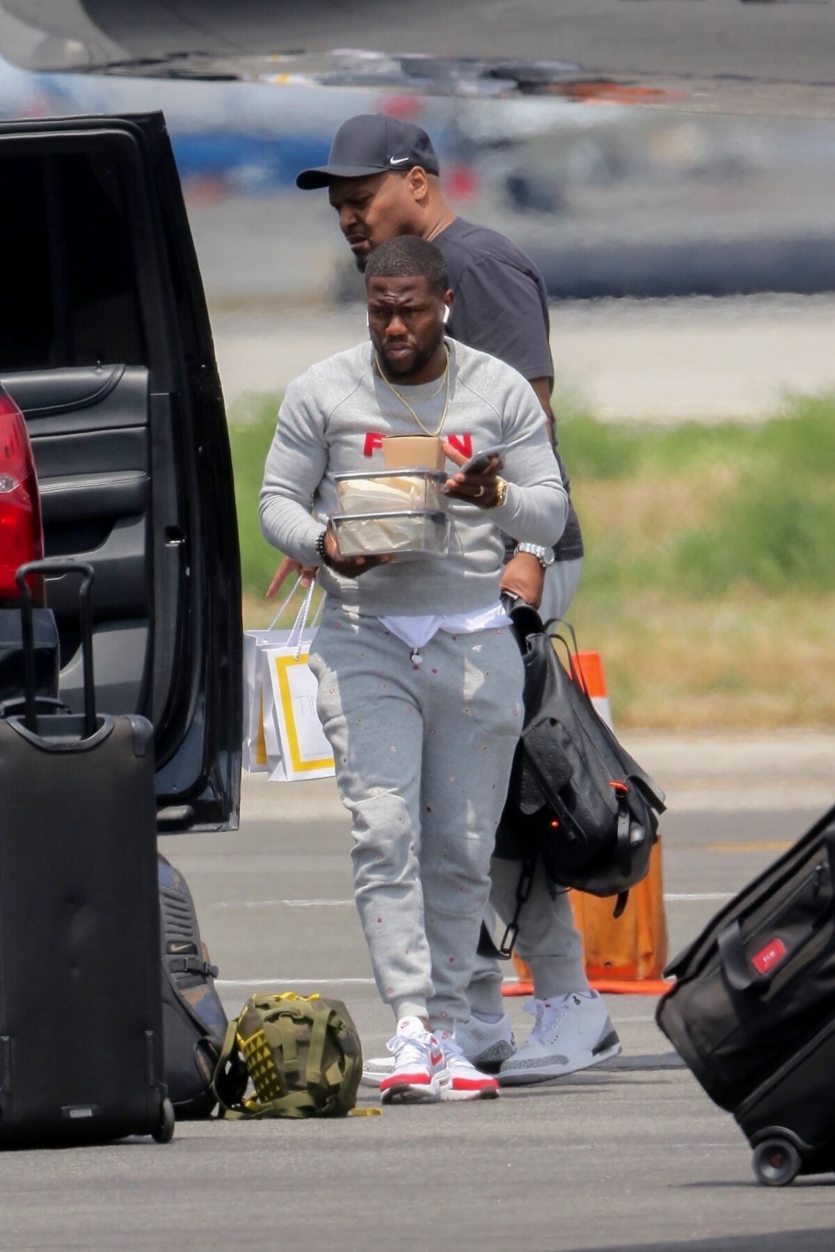 Photo : Exclusif - Kevin Hart embarque à bord d'un jet privé avec des ...