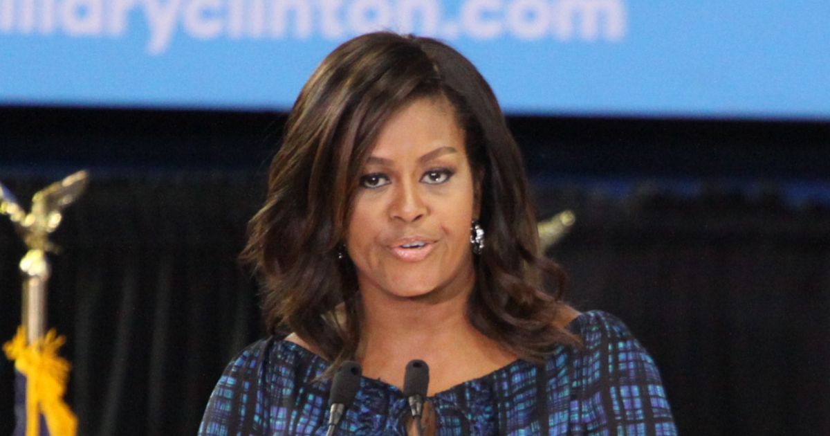 Michelle Obama en plein discours devant les étudiants de l'université ...