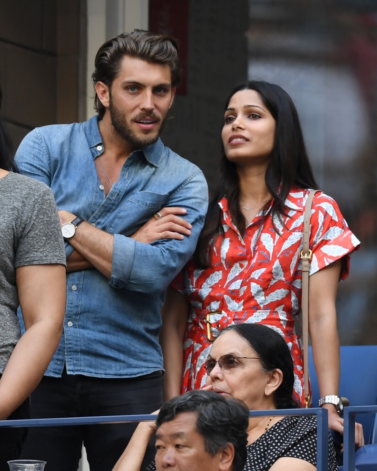 Photo : Freida Pinto et son compagnon Cory Tran en tribune lors du ...