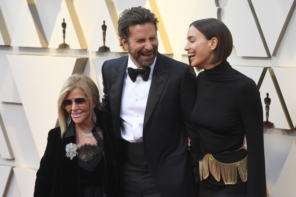 Photo : Bradley Cooper entre sa mère Gloria Campano et sa compagne ...