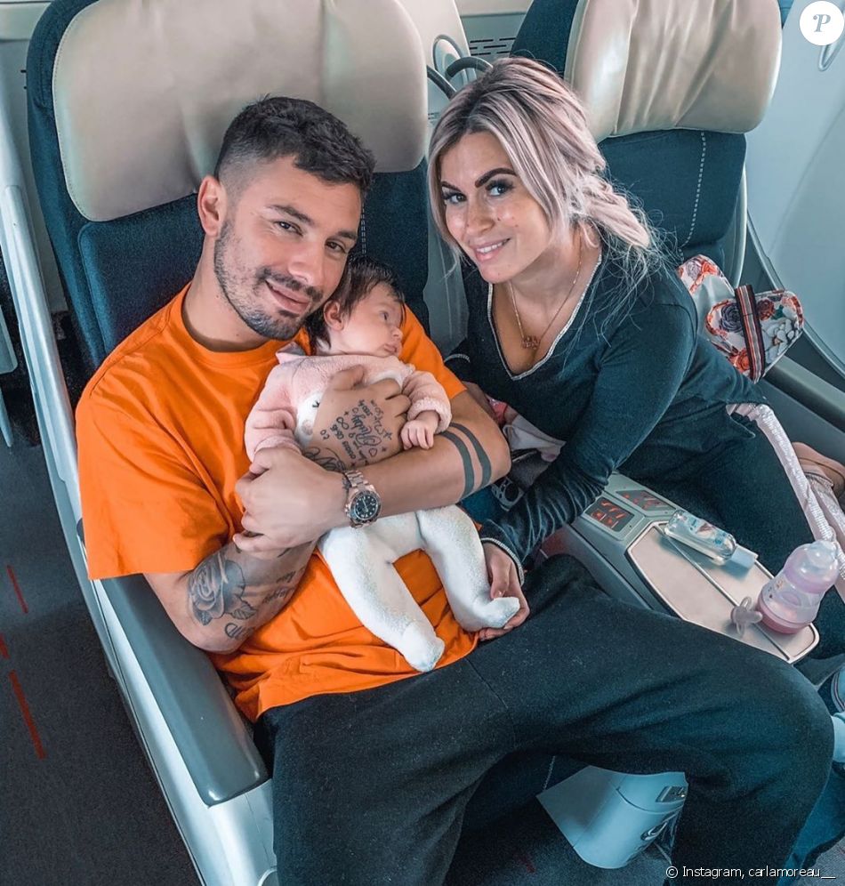 Carla Moreau, Kevin Guedj et Ruby dans un avion, le 13 novembre 2019 ... Carla Moreau, Kevin Guedj et Ruby dans un avion, le 13 novembre 2019 ...