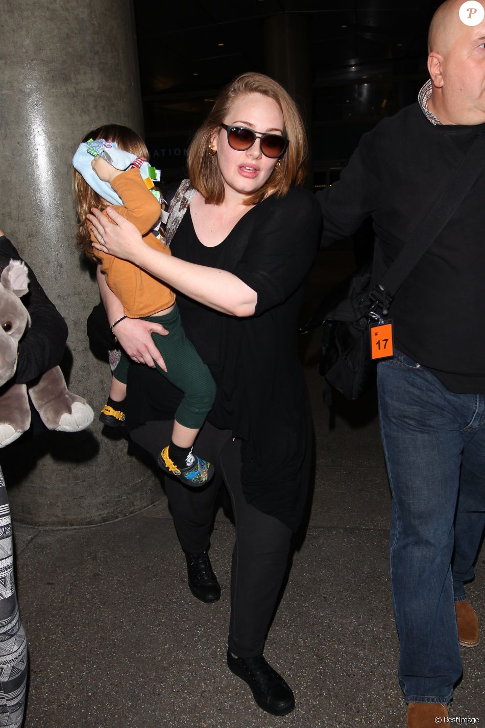 La chanteuse Adele et son fils Angelo Konecki arrivent à l'aéroport LAX ...