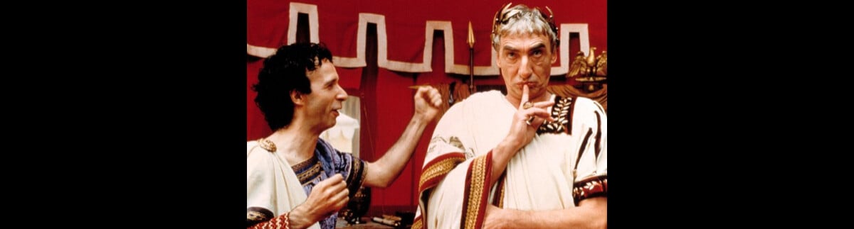 Photo : Gottfried John dans la peau de César, avec Roberto Benigni en ...