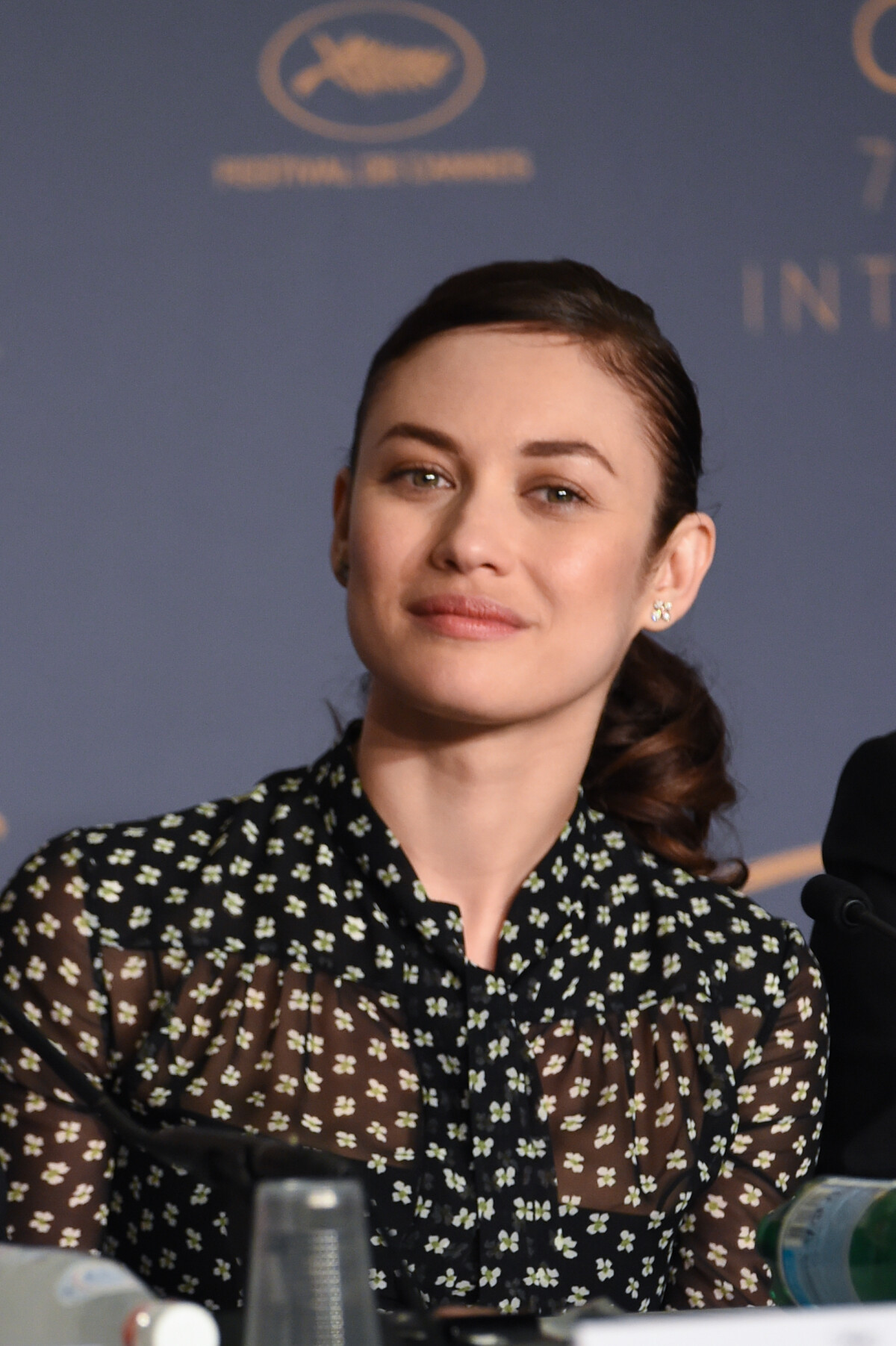 Photo : Olga Kurylenko lors de la conférence de presse du film "L'Homme ...