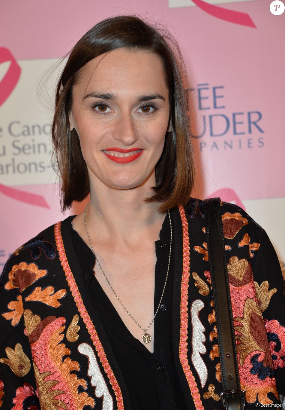 La chanteuse Yelle - Soirée de lancement d'Octobre Rose (le mois de ...