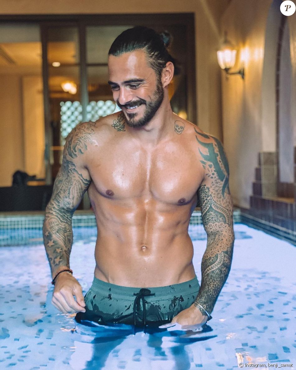 Benjamin Samat sexy à la piscine, le 24 janvier 2020 - Purepeople