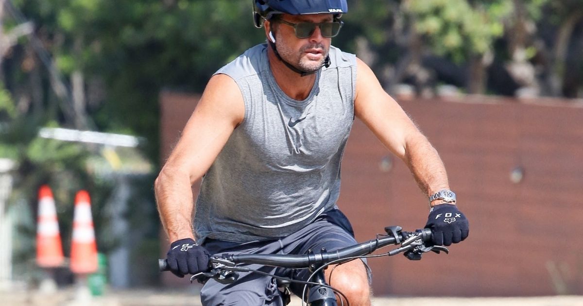 Exclusif - David Charvet fait du vélo dans le quartier de Malibu à Los ... Exclusif - David Charvet fait du vélo dans le quartier de Malibu à Los ...