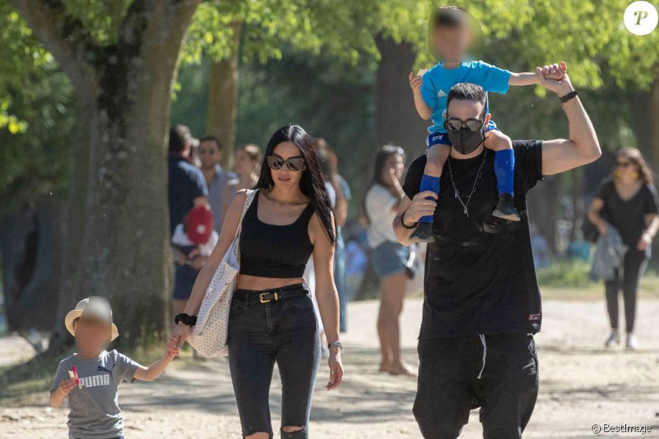 Exclusif - Adil Rami de sortie dans le bois de Boulogne avec son ex ...