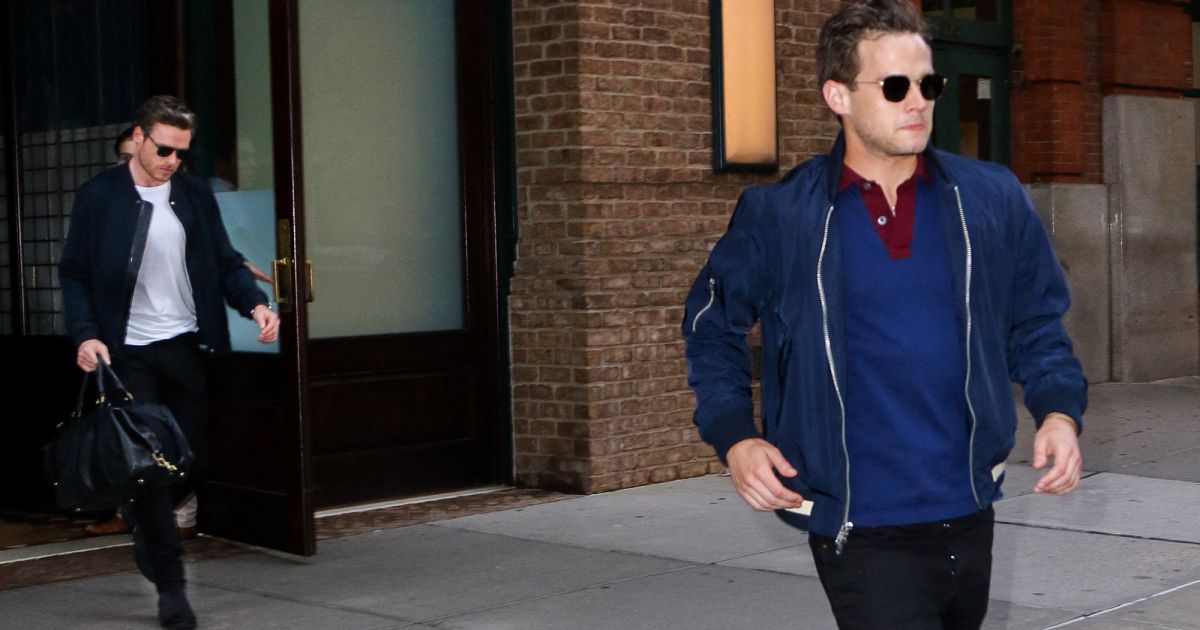 Exclusif - Richard Madden et Brandon Flynn sortent ensemble d'un hotel ...