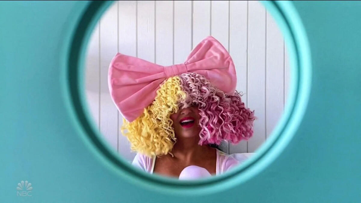 Photo : Sia présente son nouveau titre "Together" avec Maddie Ziegler ...