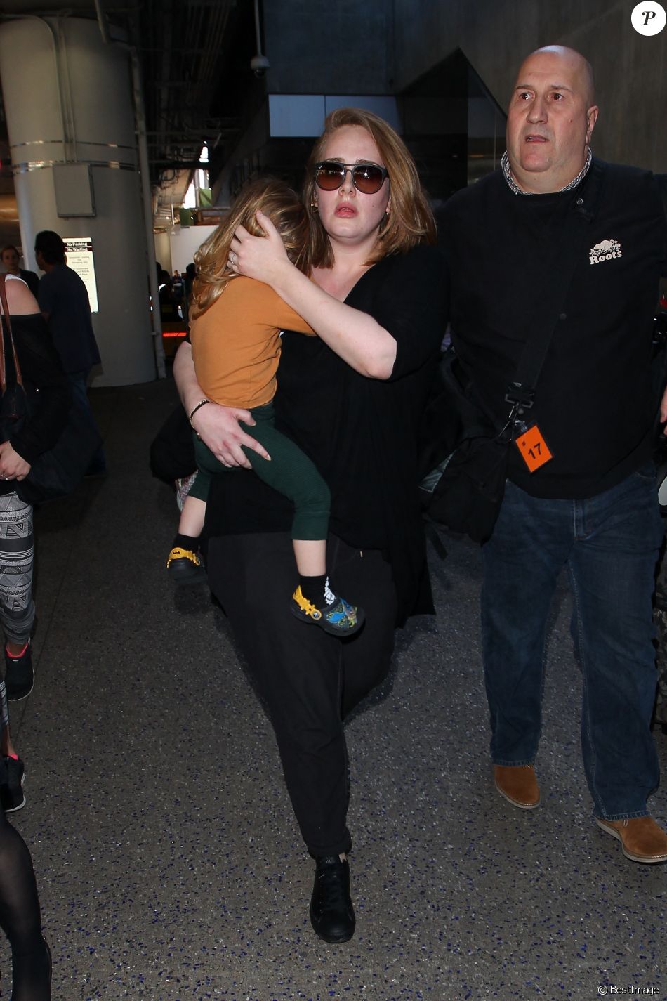 La chanteuse Adele et son fils Angelo Konecki arrivent à l'aéroport LAX ...