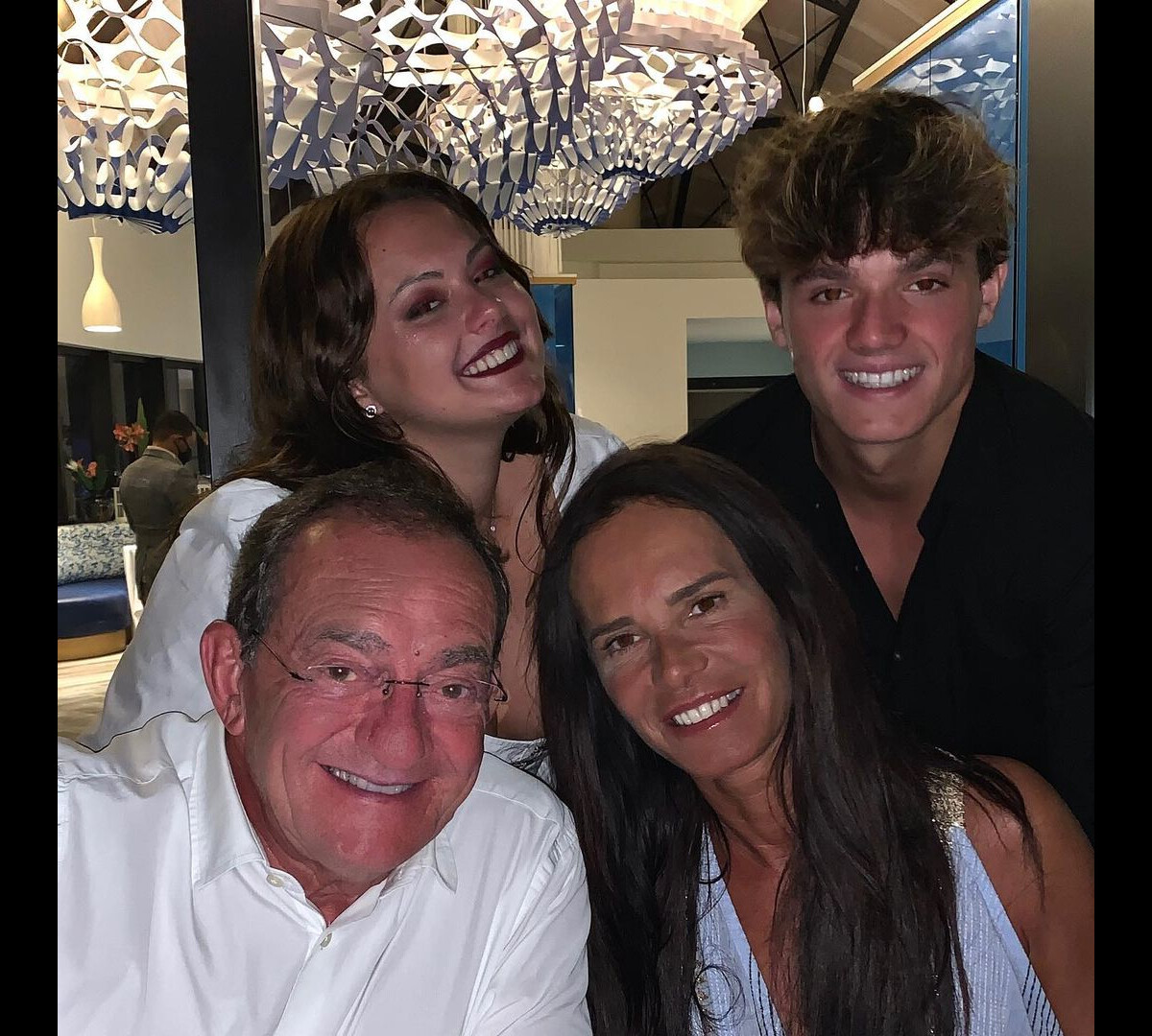 Photo : Lou Pernaut avec son frère Tom et ses parents Jean-Pierre ...