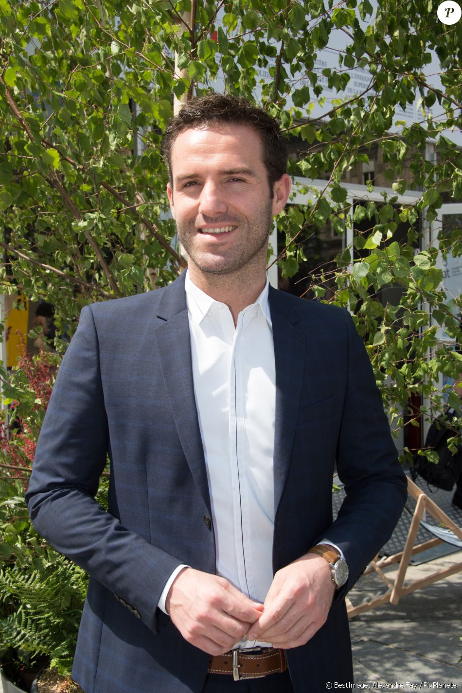 BFMTV : Un présentateur fait son coming-out un jour symbolique : le ...