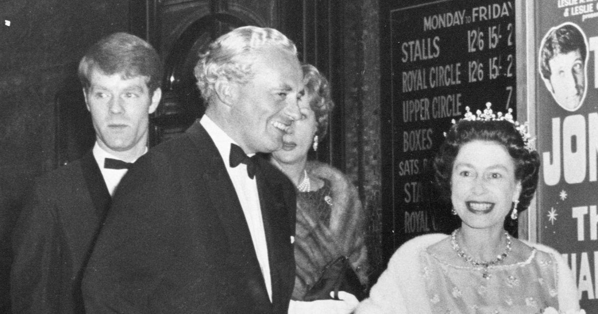 La reine Elisabeth II d'Angleterre et Lord Rupert Nevill au London ...