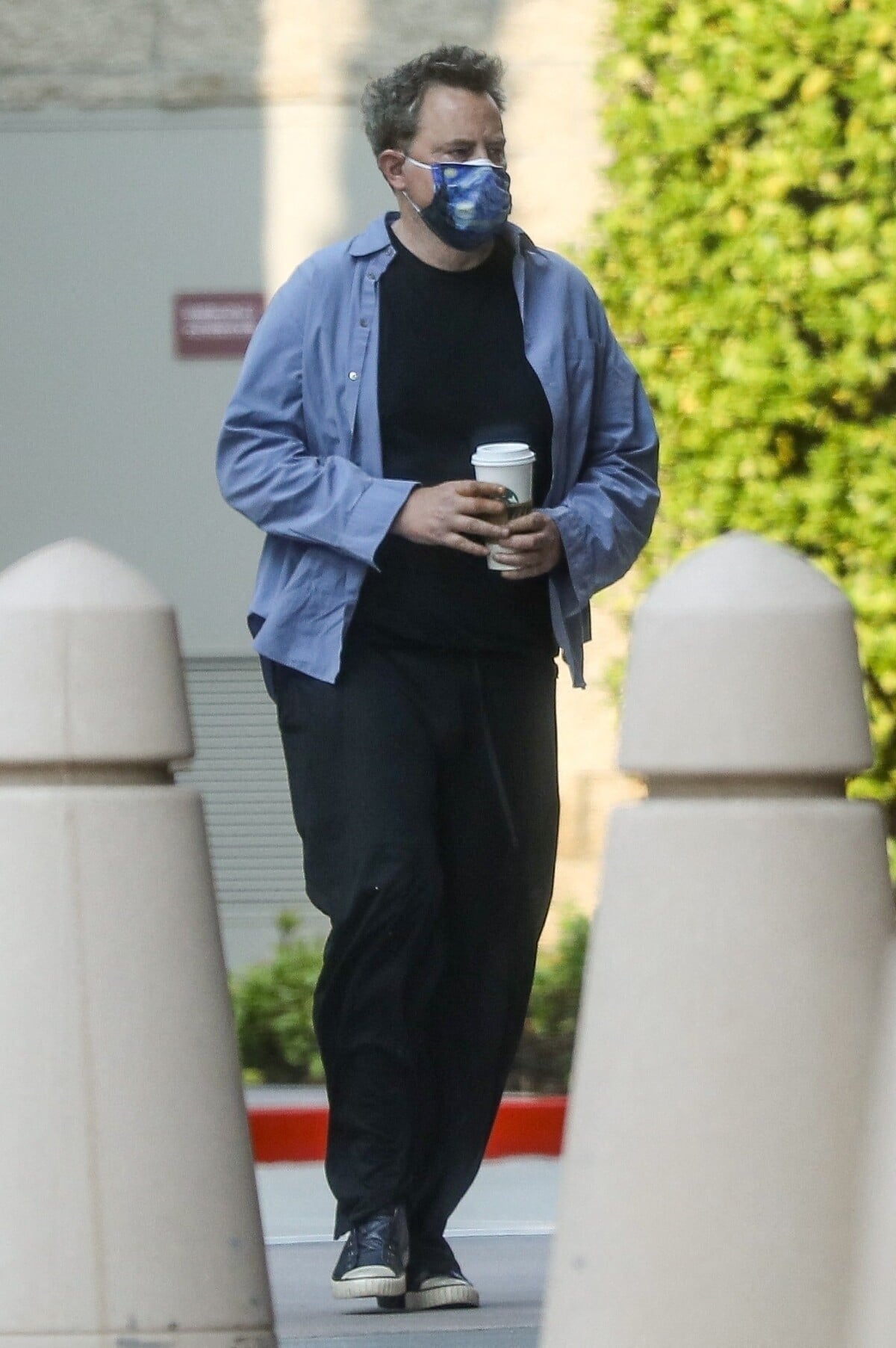 Photo : Exclusif - Matthew Perry est allé acheter des cigarettes et des ...