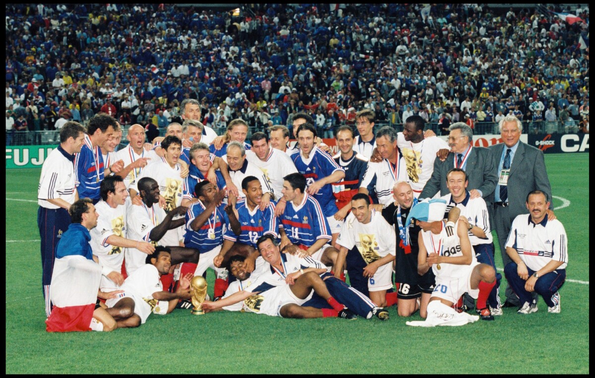 Photo : Lilian Thuram et l'équipe de France championne du monde en 1998 ...