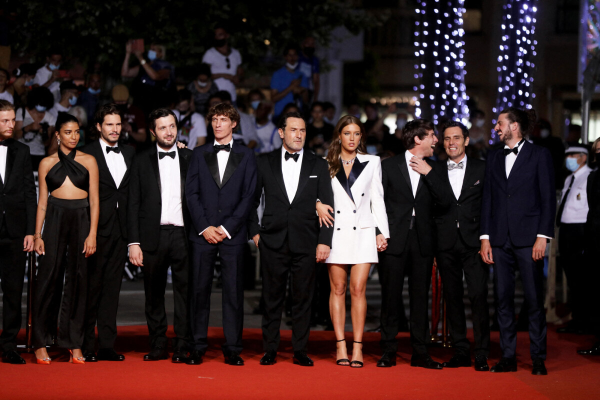 Photo : Idir Azougli (habillé en Céline), Kenza Fortas, François Civil ...