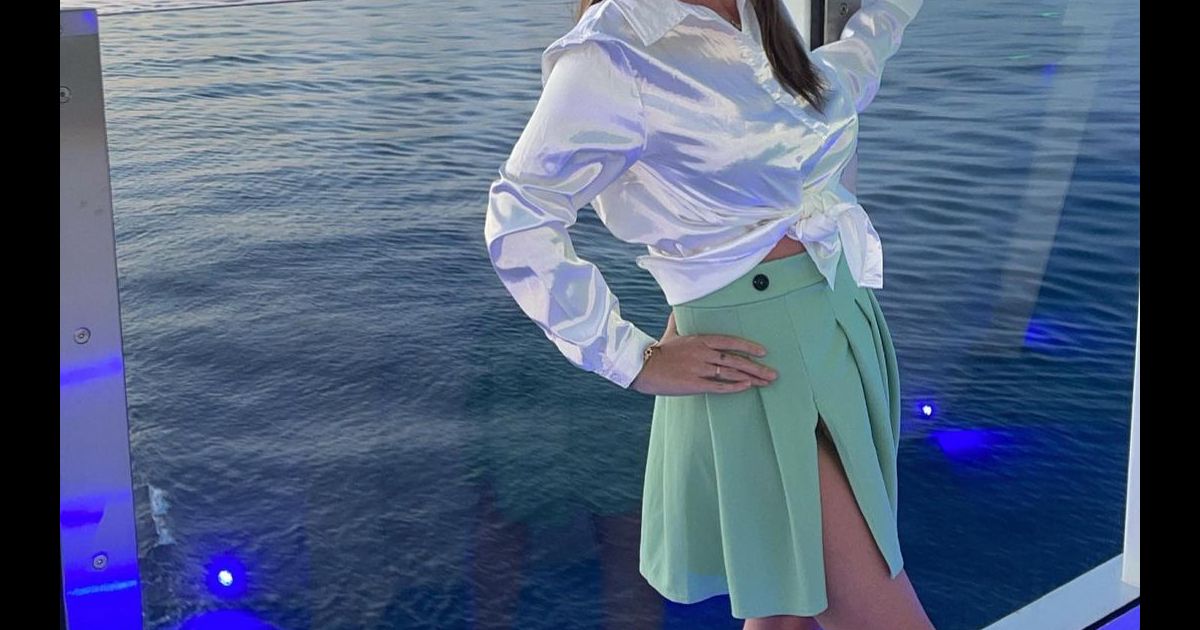 Beverly Bello en petite jupe sur Instagram, mai 2021 - Purepeople