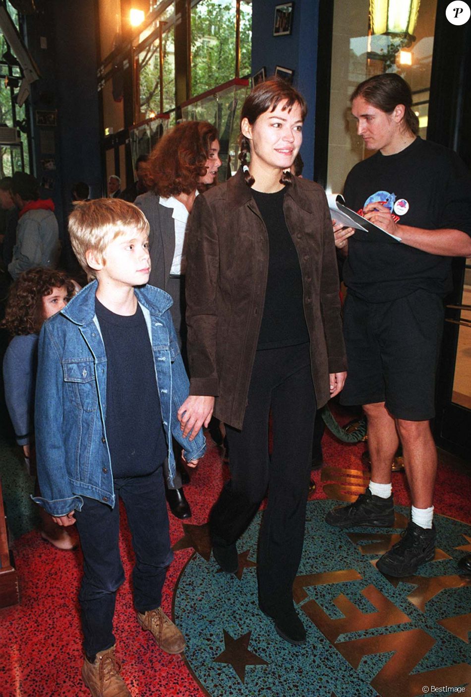 Marianne Denicourt et son fils au Planet Hollywood, à Paris, en 1996 ...