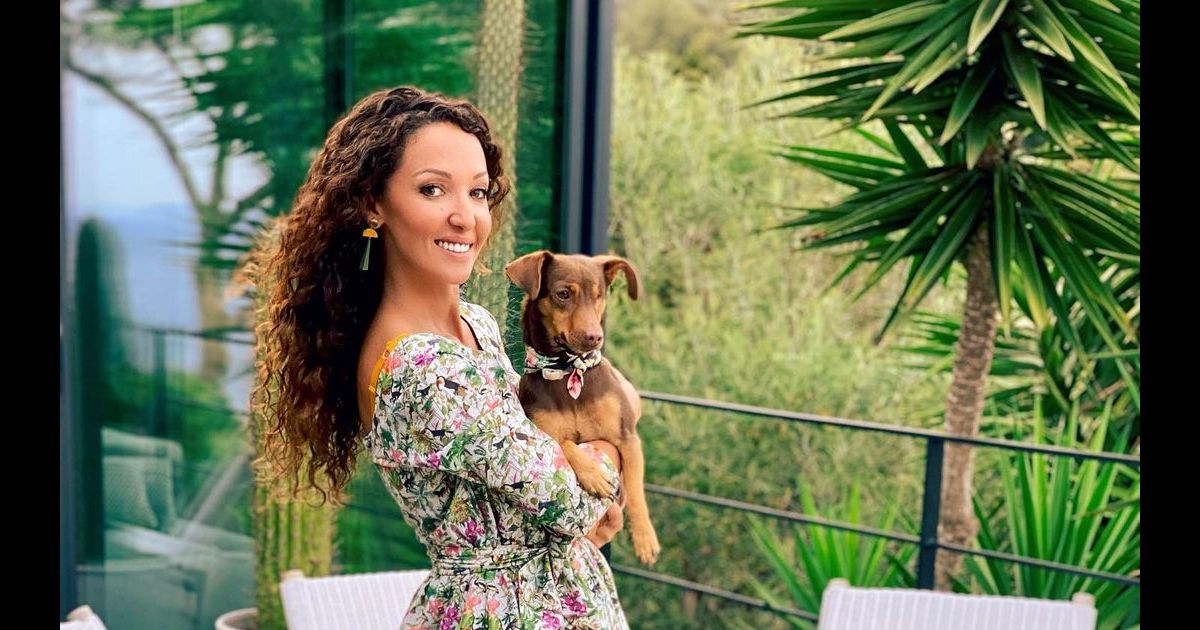 Emmanuelle Rivassoux pose avec sa chienne Bonny, qu'elle a adopté ...
