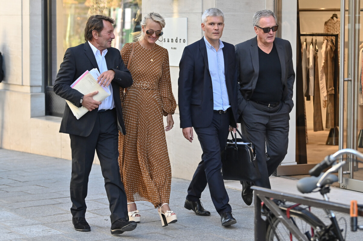 Photo : Laeticia Hallyday et son père André Boudou à Paris, en 2019 ...