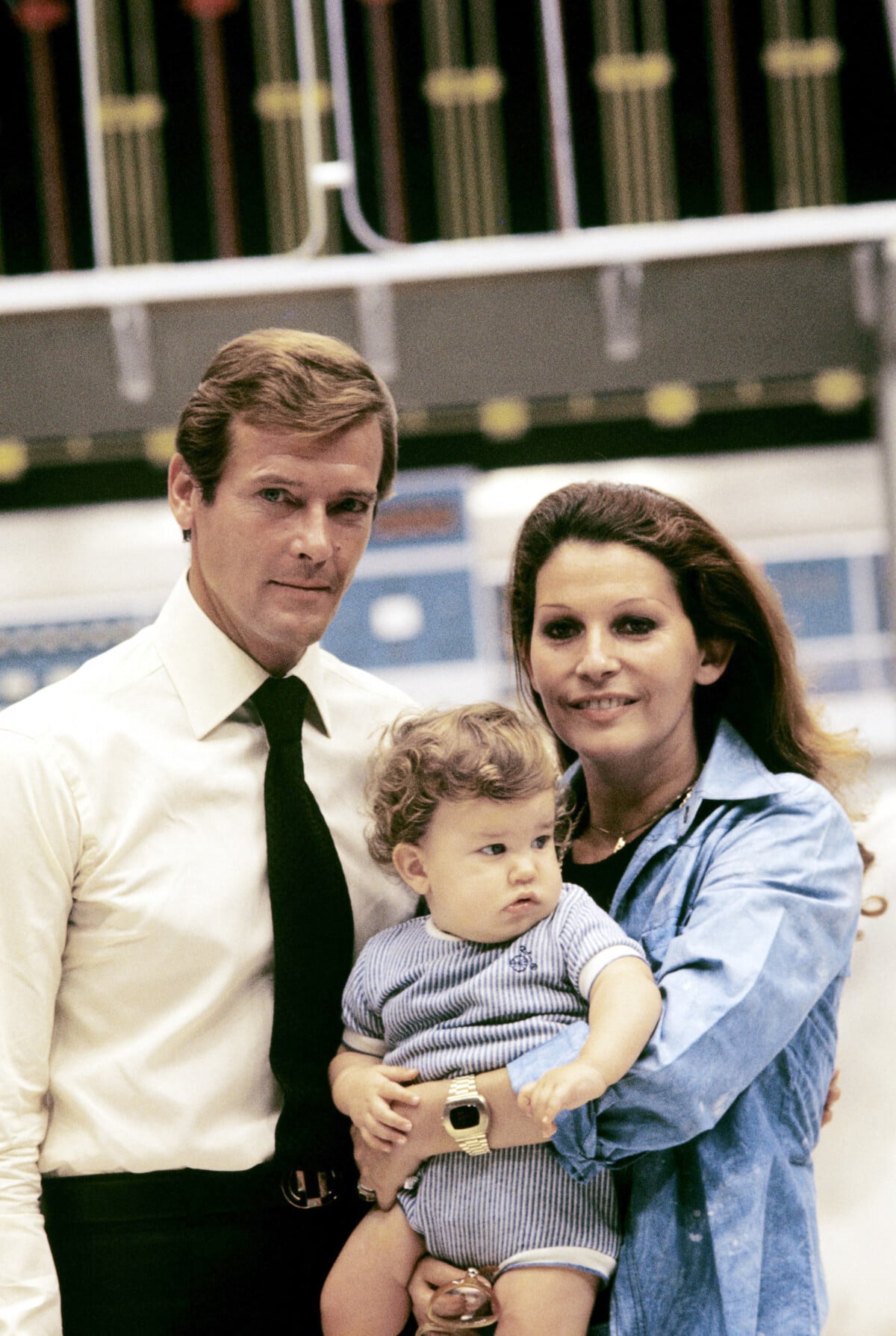 Photo : Roger Moore en famille avec sa femme Luisa Mattioli et son fils ...