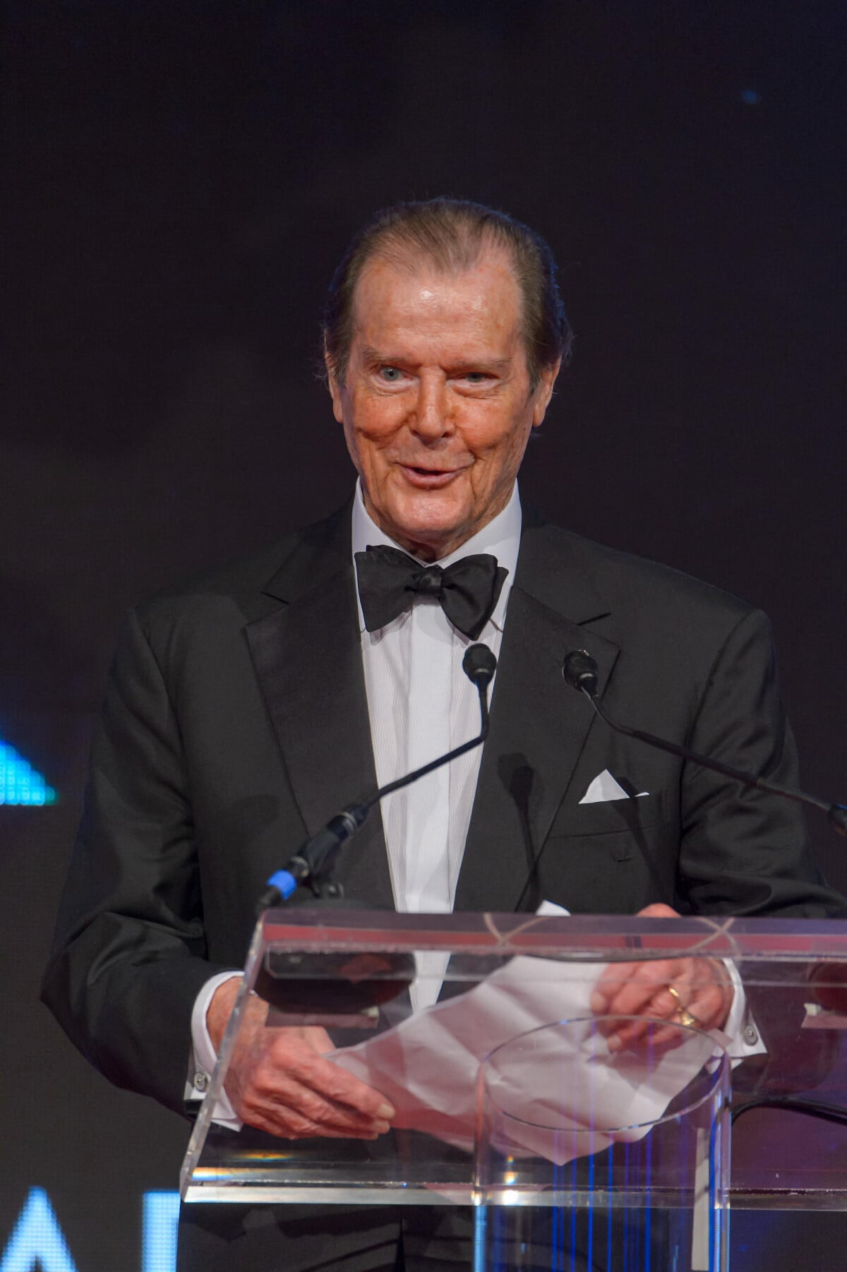 Photo : Roger Moore - Cérémonie "Look! Woman of the Year Award 2015" à ...